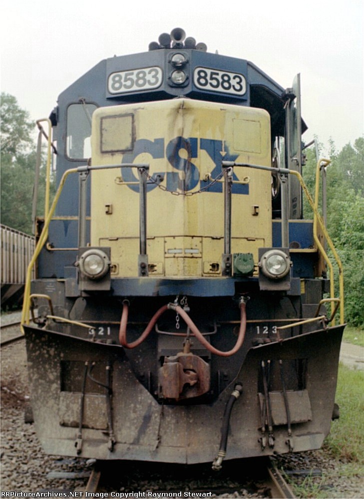 Nose shot of CSX 8583 on railny day in Gainesville